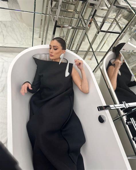 نجمات العالم العربي في عرض أزياء ستيفان رولاند في باريس Et بالعربي