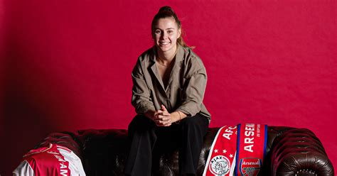 Victoria Pelova Signs With Arsenal