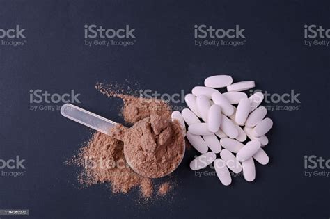 검은 배경에 스포츠 영양 분말과 정제에 단백질과 식이 보조 제 텍스트의 여유 공간입니다 공간을 복사합니다 0명에 대한 스톡 사진