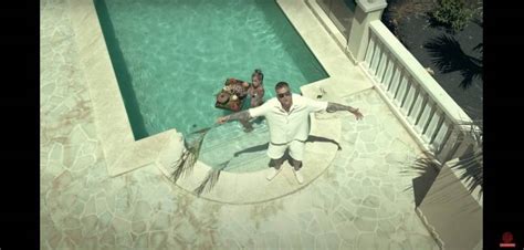 Bonez So Outfits Und Model Aus Dem Musikvideo Jacke Sneaker Hose