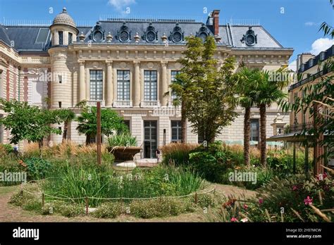 A Qiuet Place To Sit In Paris Is The Gardens Of The Richlieu National