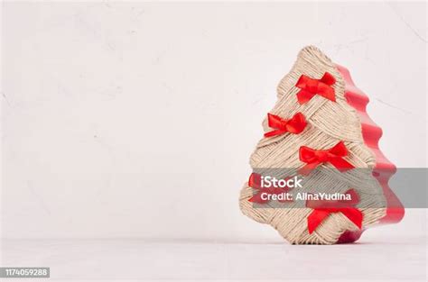 부드러운 밝은 흰색 홈 인테리어 복사 공간에 빨간 활과 꼬기의 장식 크리스마스 트리 12월에 대한 스톡 사진 및 기타 이미지 12월 가벼운 개념 Istock