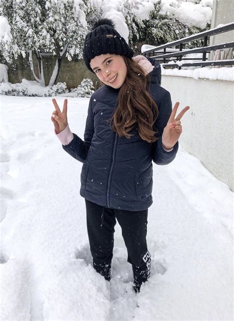 Pin By Tsarly Ntamelio On Sofia Skalkosoba Celebrities Outfits Sofia