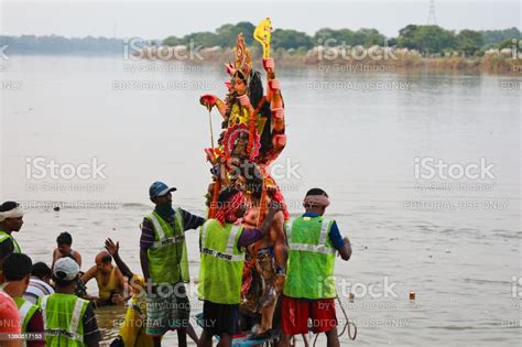 카와 서벵골 두르가 푸자 갠지스 강에서 힌두교 여신 Durga의 몰입 Durga Puja Festival에 대한 스톡 사진 및