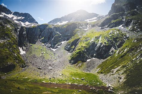 여름에 프랑스 알프스의 Oisans Massif의 산 절벽에서 녹는 눈을 닫으십시오 0명에 대한 스톡 사진 및 기타 이미지