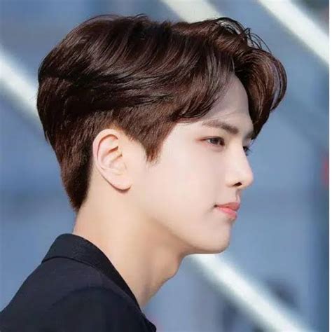 ทำไมอยู่ดีๆ ทรงผมแสกกลางของผู้ชาย ดันกลับมาฮิตในยุคนี้