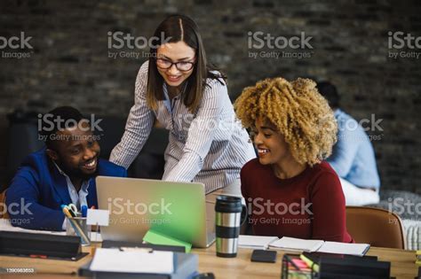 노트북에서 프로젝트 데이터를 분석하는 세 명의 다양한 비즈니스 동료 20 24세에 대한 스톡 사진 및 기타 이미지 20 24세 25 29세 30 34세 Istock