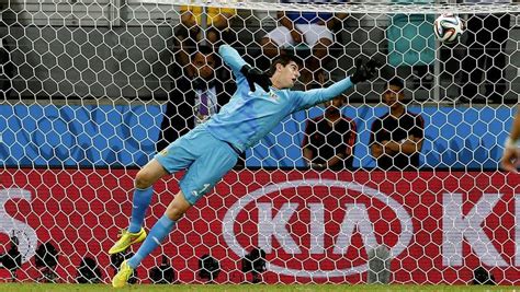 Thibaut Courtois se convierte con sus paradas en el talismán de Bélgica