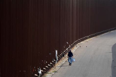 El Momento En Que Un Niño De 4 Años Fue Arrojado Por Encima Del Muro