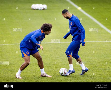 MÜNCHEN l r Joshua Zirkzee und Cody Gakpo während des Trainings vor dem Spiel der UEFA