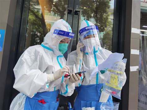高温烤验核酸采样大白们花式降温 社会民生 新闻中心 上海市青浦区人民政府