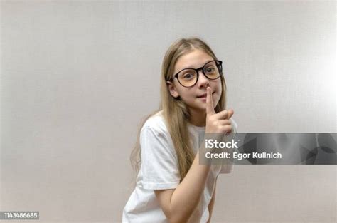 입술 근처에 손가락을 잡고 아름 다운 금발 소녀 조용 하 고 쉿 제스처입니다 클로즈업 귀여운에 대한 스톡 사진 및 기타 이미지