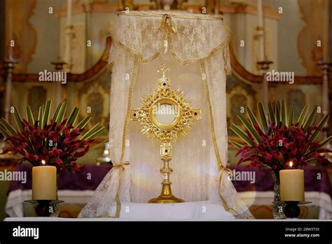 Ostensory para la adoración en una ceremonia de la iglesia católica