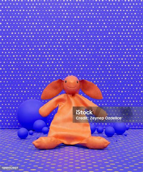 보라색 배경의 오렌지 캐릭터 장난감 어린이 놀이터 객체 3d 렌더링 0명에 대한 스톡 사진 및 기타 이미지 0명 가축 게임 방 Istock