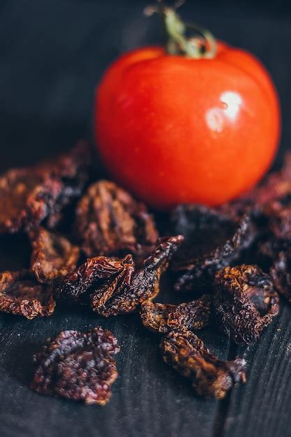 Rodajas Caseras De Tomate Rojo Secado Al Sol Sobre Fondo Oscuro Proceso De Cocción Cocina