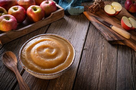 소박한 나무에 빨간 사과 상자 와 애플 소스 또는 사과 퓌레 콤포트 홈메이드 과일에 대한 스톡 사진 및 기타 이미지 과일 애플 소스 퓌레 Istock