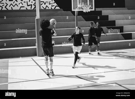 Fille Qui Joue Au Basket Banque Dimages Noir Et Blanc Alamy