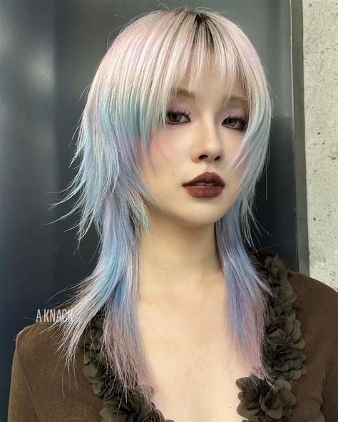 성수동 미용실 어낵 부원장 김영현 Aknackhyun 🫧 •• 화려한 컬러에도 Indiecut 뾰족뾰족 크랙뱅과 다채로운 디테일들 무겁고 답답한 디자인에