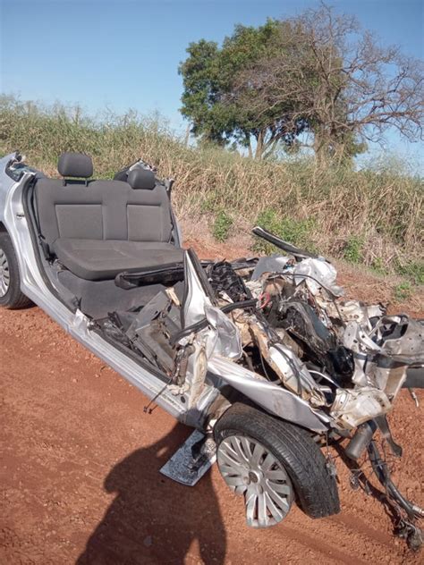 Duas Pessoas Ficam Feridas Após Carro Bater De Frente Com Caminhão Em