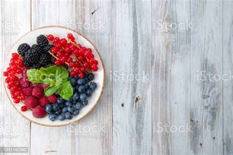 흰색 나무 테이블 상단보기에 신선한 열매가있는 접시와 텍스트복사 공간이 있습니다 0명에 대한 스톡 사진 및 기타 이미지 0명