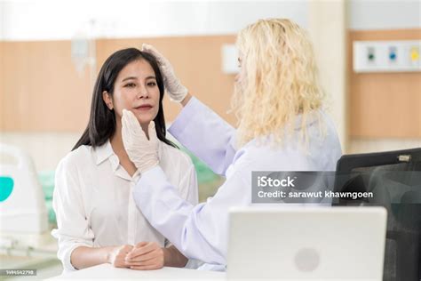 성형 외과 의사에 대해 상담하고 미용 시술을 위해 얼굴에 보톡스 주사를 맞는 여성 여자의 얼굴에 성형 수술 2명에 대한 스톡 사진 및 기타 이미지 Istock