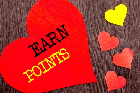 필기 발표 텍스트 적립 포인트를 보여주는입니다 충성 보상 혜택 프로그램에 대 한 적립 고객 포인트 나무 배경에 마음 사랑에 작성을 의미 하는 개념 개념에 대한 스톡 사진 및