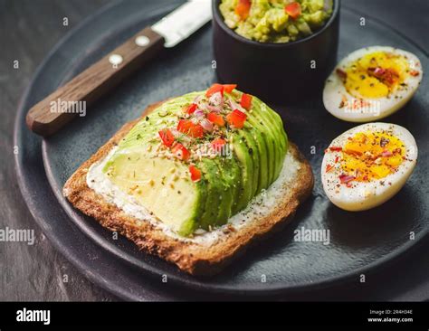 Toast au wholegrain avec avocat fromage crémeux et œufs durs Il est