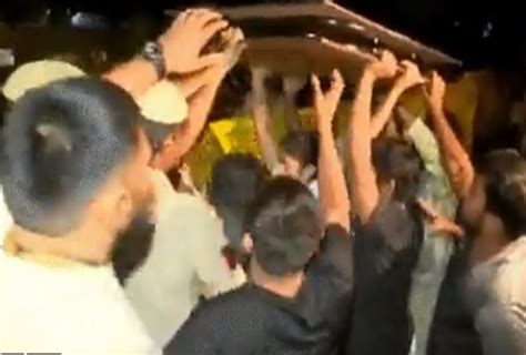 Wrestlers Delhi Police Scuffle Breaks Out At Jantar Mantar Watch Viral