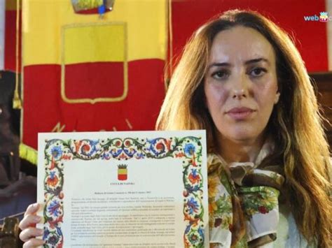 Julian Assange Cittadino Onorario Di Napoli La Moglie Stella Moris