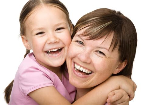 Ritratto Di Una Madre Felice Che Abbraccia La Sua Figlia Immagine Stock