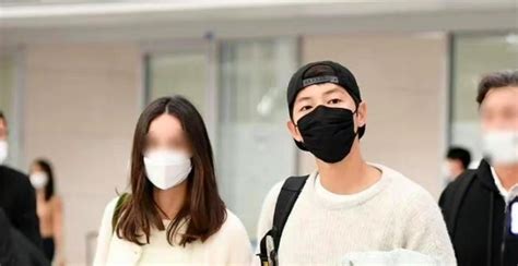 宋仲基官宣结婚当爸，妻子是英国人，1个月前二人公开恋情：“感谢她，我才成为更好的人”腾讯新闻