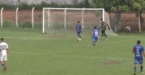Goleiro tenta caneta na área e leva gol lance levanta suspeitasJogada