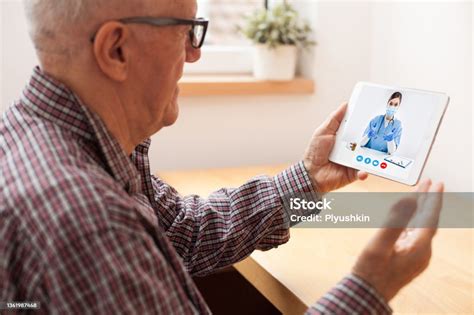 태블릿 화상 통화를 통해 젊은 여성 의사와 이야기하는 노인 노인 가상현실에 대한 스톡 사진 및 기타 이미지 가상현실 방문