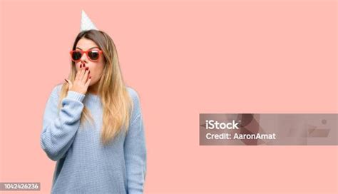 젊은 여성이 충격에 생일 커버 입 기념 수줍음 표현 하는 침묵과 실수 개념 무서 워 보이는 가리기에 대한 스톡 사진 및 기타 이미지 Istock