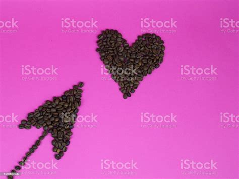분홍색 배경에 신선한 커피 콩으로 만든 근접 촬영 하트와 화살표 0명에 대한 스톡 사진 및 기타 이미지 0명 개념 개념과 주제 Istock