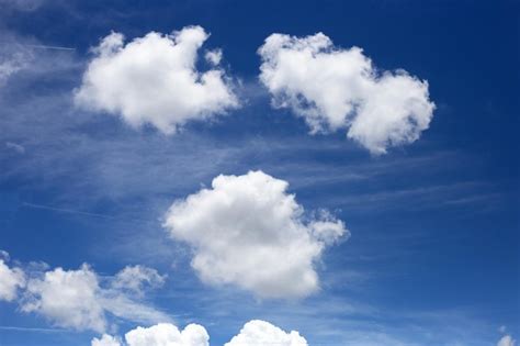 白い雲と青い空 プレミアム写真