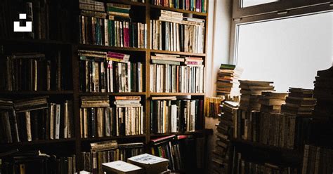 갈색 나무 선반에 책 사진 Unsplash의 무료 부자우 이미지