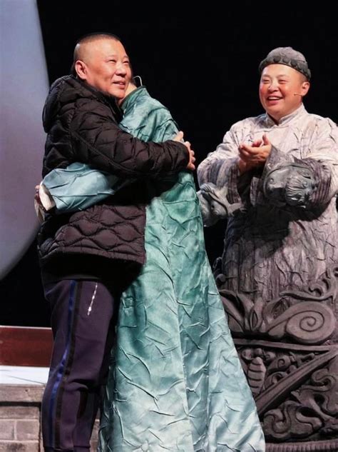郭德綱偷偷去看兒子演出，郭麒麟抱著父親哭泣，父子情深摸頭安慰 壹讀