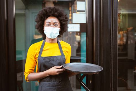 보호 용면 마스크가있는 커피 숍에서 웨이트리스로 젊은 아프리카 계 미국인 여성 마실 것에 대한 스톡 사진 및 기타 이미지