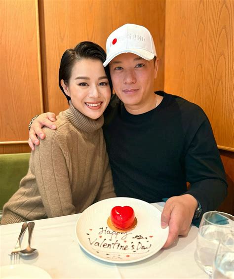 Zaobao Sg 娱乐 留言告诉小编，你参与过几场“歌神”的演唱会？ 张学友2月23日晚上在海口迎来人生第1000场巡演，成为首位巡回演唱会场次突破千场的华语歌手。回顾过往点滴，他说