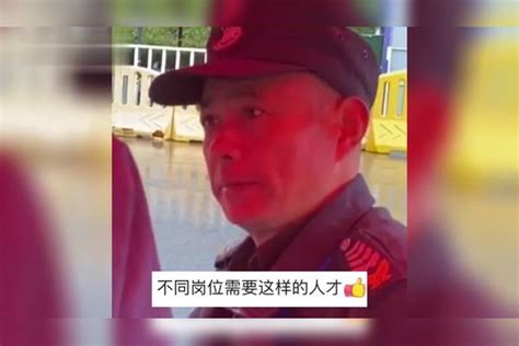 保安大叔用英文与外国友人无障碍交流，眼神中散发着满满的自信