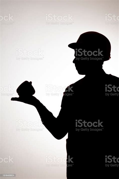 헬멧에 건설 노동자의 실루엣은 고립 된 배경에 집 마케트의 작은 그림을 보유하고 건물 산업 개념 30 34세에 대한 스톡 사진