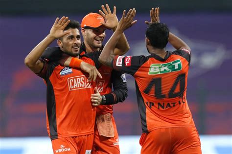 Ipl 2022 Gt Vs Srh Twitter Reacts As Hardik Pandya Gives A Cheeky