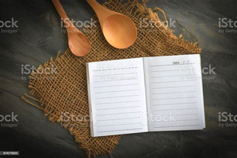 나무 나무 배경에 스푼으로 메모장입니다 벽지를 사용 하 여 제품에 대 한 음식 부엌 쿡 구성 이미지 받아 참고도 서 종이 개념