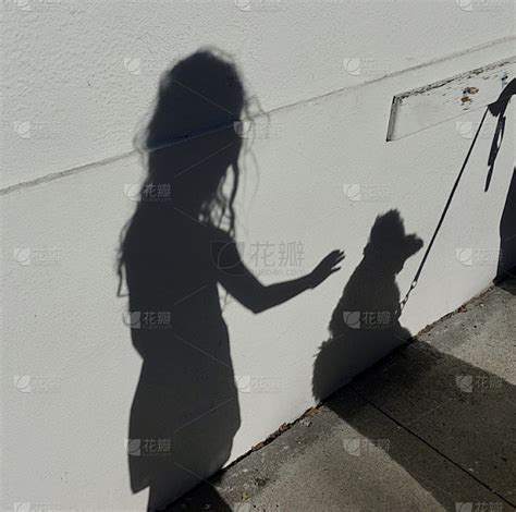女孩的影子在墙上