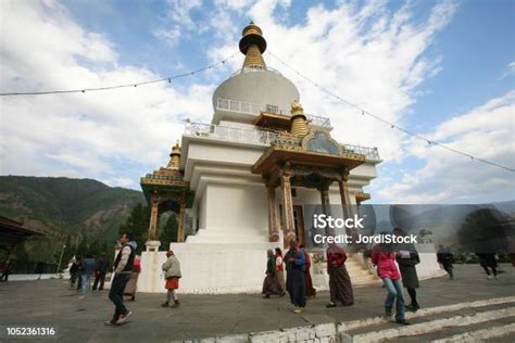 참배 객 기도 팀 푸 Chorten 또는 부탄의 수도 팀 푸에서 기념 Stupa를 돌고 팀부에 대한 스톡 사진 및 기타 이미지