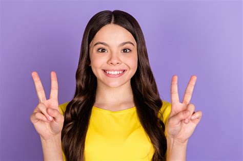 멋진 낙관적 인 갈색 머리 머리 소녀의 초상화 쇼 V 사인 착용 노란색 티셔츠 생생한 라일락 색상 배경에 고립 T 셔츠에 대한 스톡 사진 및 기타 이미지 Istock