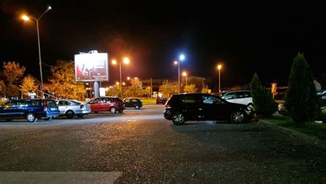 Čovek Parkirao Auto U Pančevu Svi Mu Se Smeju Zbog Natpisa Na Haubi