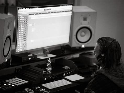 4k 4k 배경 Bw 사진 Bw 스튜디오 Bw 영화 가수 가수 하우스 건전한 엔지니어 검은 색 헤드폰 곡물 괴상한 영화관 기술 노래하는 노트북 녹음