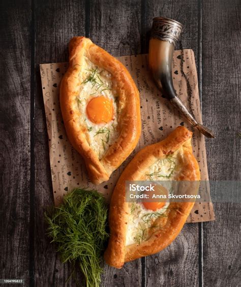 아자리아의 카차푸리와 와인 뿔 치즈와 달걀로 파이를 엽니다 그루지야 요리 맨 위 보기입니다 복사 공간 0명에 대한 스톡 사진 및 기타 이미지 Istock